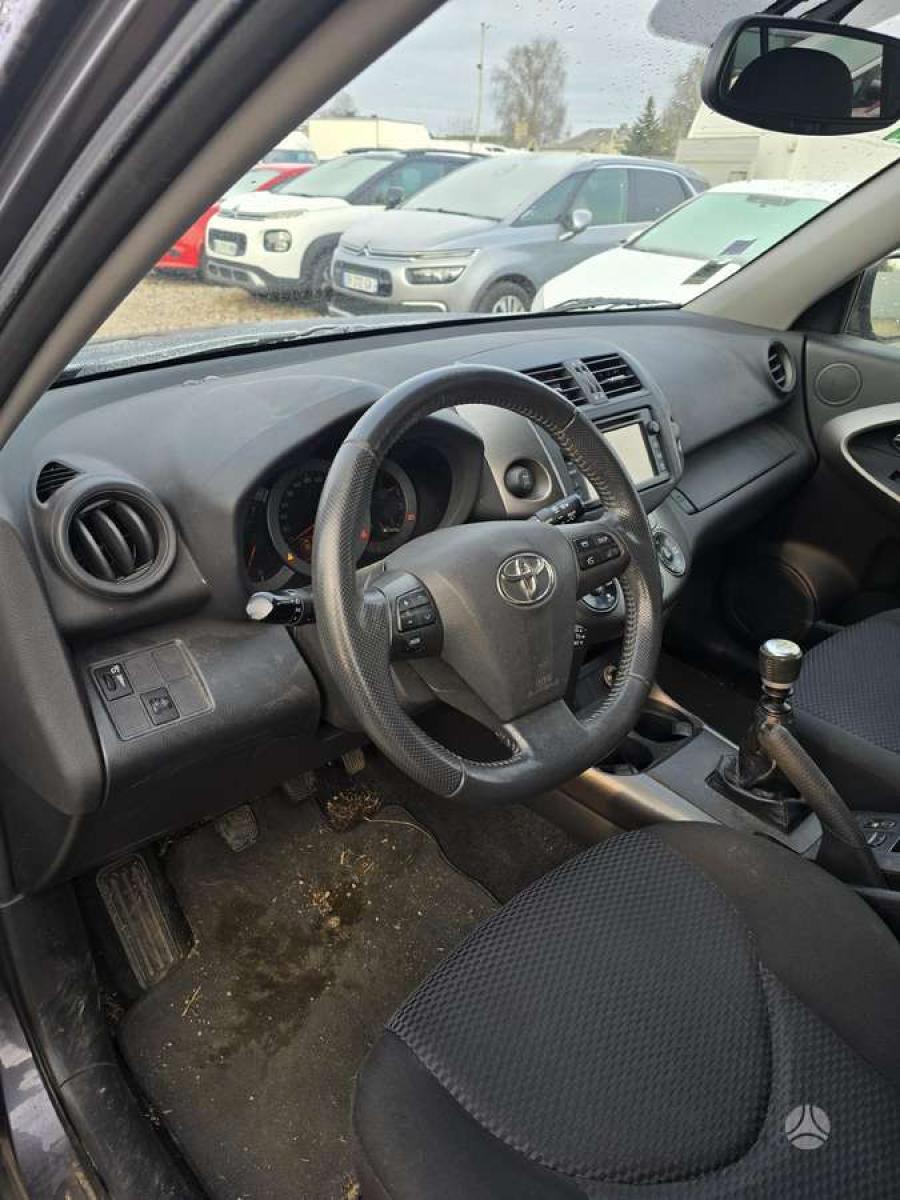 Pelēks Toyota RAV4 2012 Tauragė, ar dzinēja tilpumu 2.23 L un nobraukumu 269 tūkst. km par 6900 €, foto 14 vietnē AUTOMOTO.COM.LV