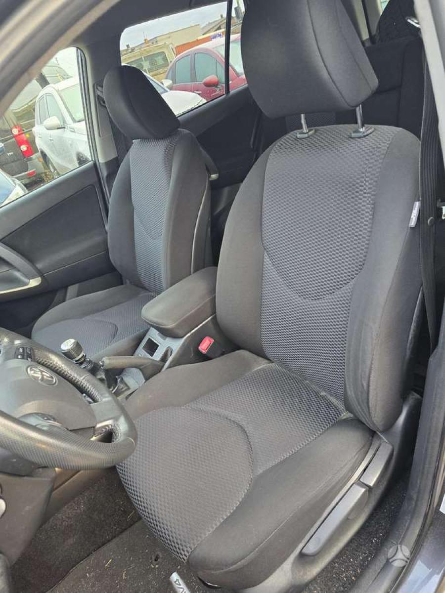 Pelēks Toyota RAV4 2012 Tauragė, ar dzinēja tilpumu 2.23 L un nobraukumu 269 tūkst. km par 6900 €, foto 15 vietnē AUTOMOTO.COM.LV
