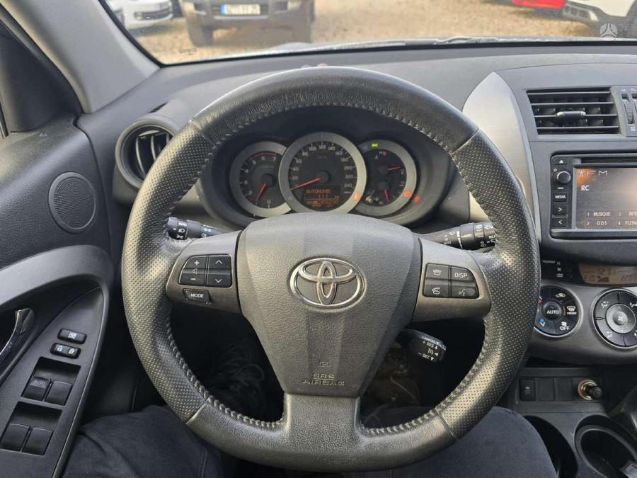 Pelēks Toyota RAV4 2012 Tauragė, ar dzinēja tilpumu 2.23 L un nobraukumu 269 tūkst. km par 6900 €, foto 16 vietnē AUTOMOTO.COM.LV