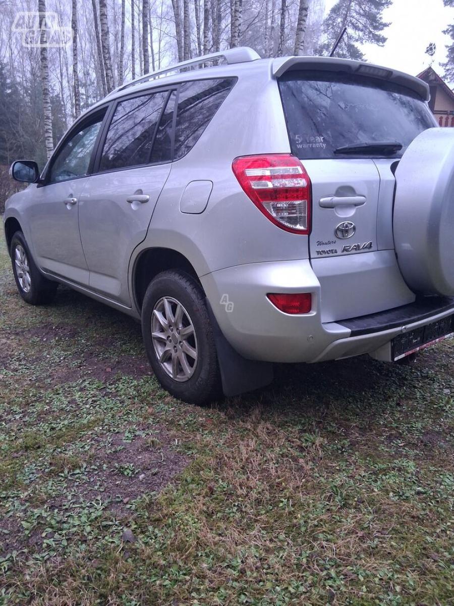 Pelēks Toyota RAV4 2012 Viļņa, ar dzinēja tilpumu 2.20 L un nobraukumu 176 tūkst. km par 8200 €, foto 4 vietnē AUTOMOTO.COM.LV