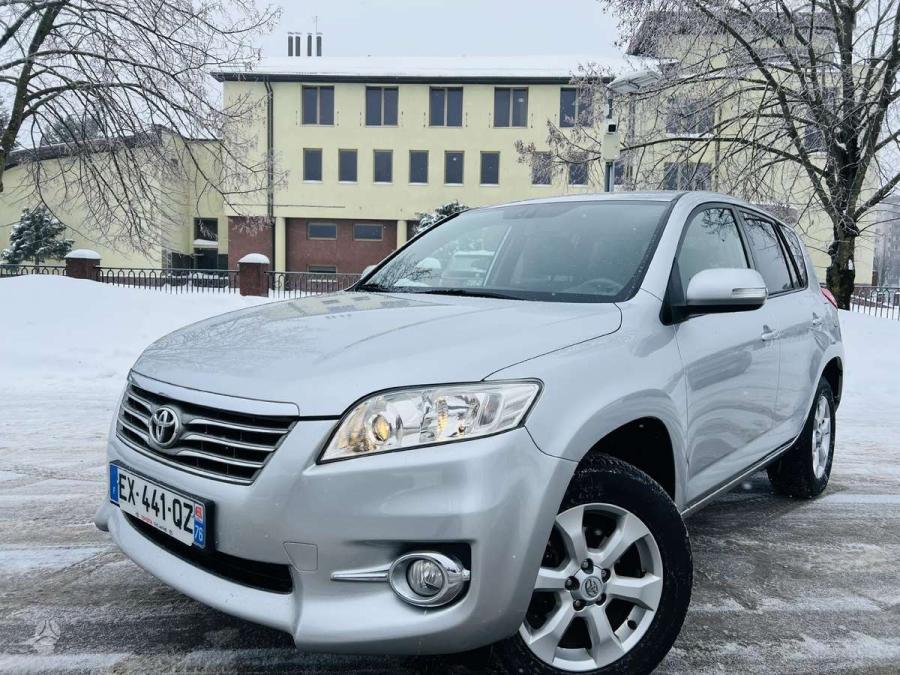 Grey Toyota RAV4 2012 in Kaunas, with an engine capacity of 2.23 L and mileage of 215 thousand km for 7990 €, photo 1 on AUTOMOTO.COM.LV
