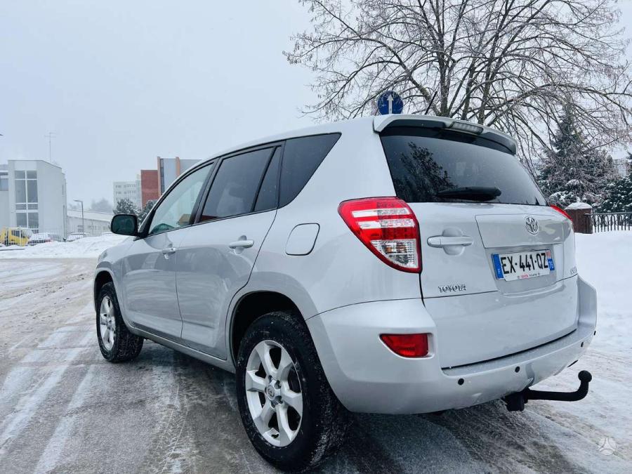 Grey Toyota RAV4 2012 in Kaunas, with an engine capacity of 2.23 L and mileage of 215 thousand km for 7990 €, photo 2 on AUTOMOTO.COM.LV