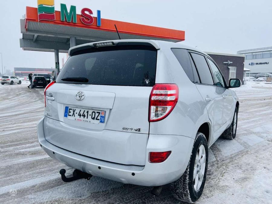 Grey Toyota RAV4 2012 in Kaunas, with an engine capacity of 2.23 L and mileage of 215 thousand km for 7990 €, photo 4 on AUTOMOTO.COM.LV