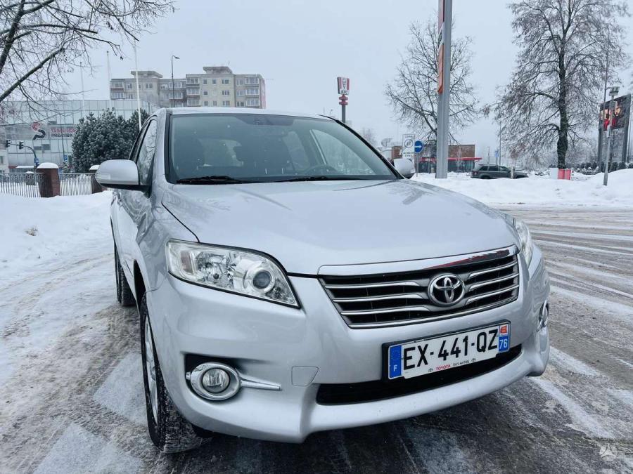 Grey Toyota RAV4 2012 in Kaunas, with an engine capacity of 2.23 L and mileage of 215 thousand km for 7990 €, photo 6 on AUTOMOTO.COM.LV