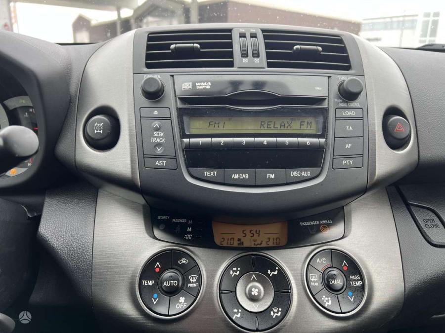 Grey Toyota RAV4 2012 in Kaunas, with an engine capacity of 2.23 L and mileage of 215 thousand km for 7990 €, photo 12 on AUTOMOTO.COM.LV