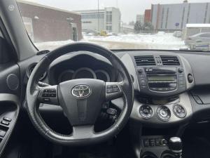 Grey Toyota RAV4 2012 in Kaunas, with an engine capacity of 2.23 L and mileage of 215 thousand km for 7990 €, photo 13 on AUTOMOTO.COM.LV