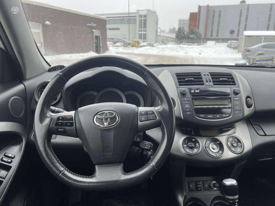 Grey Toyota RAV4 2012 in Kaunas, with an engine capacity of 2.23 L and mileage of 215 thousand km for 7990 €, photo 13 on AUTOMOTO.COM.LV