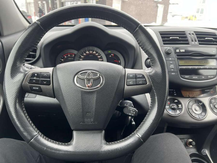 Grey Toyota RAV4 2012 in Kaunas, with an engine capacity of 2.23 L and mileage of 215 thousand km for 7990 €, photo 15 on AUTOMOTO.COM.LV