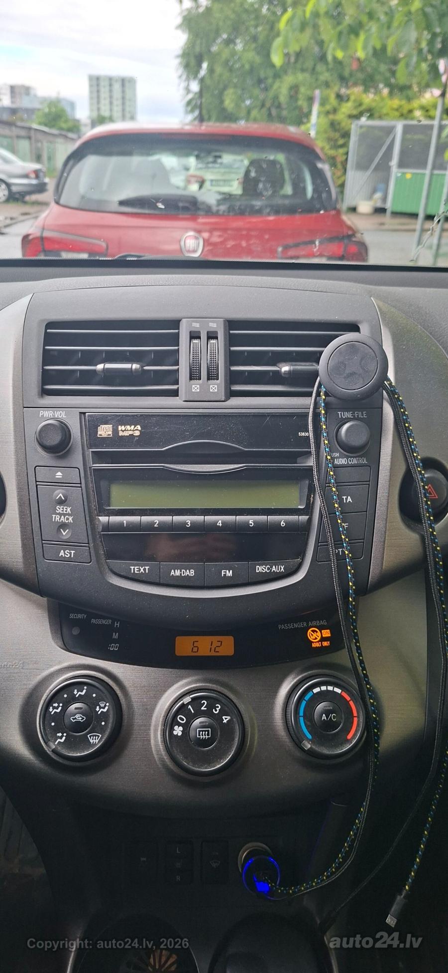 Pelēks Toyota RAV4 2012 Tallina, ar dzinēja tilpumu 2.00 L un nobraukumu 240 tūkst. km par 8450 €, foto 8 vietnē AUTOMOTO.COM.LV
