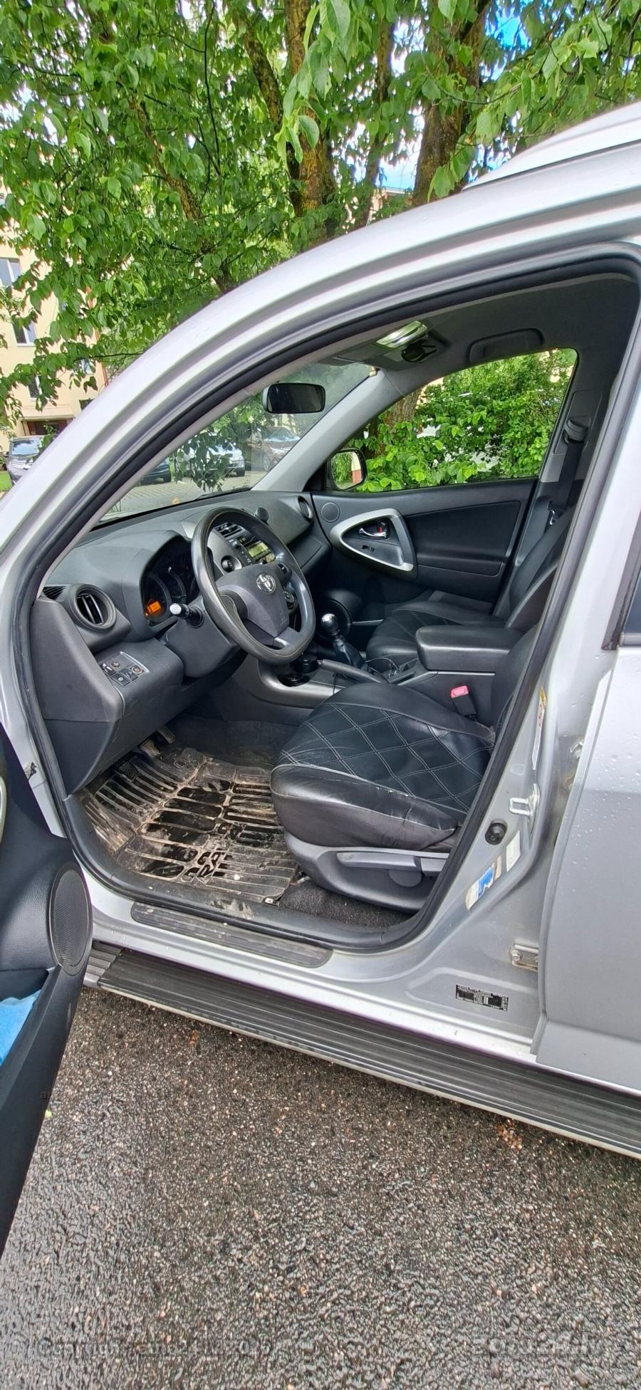 Pelēks Toyota RAV4 2012 Tallina, ar dzinēja tilpumu 2.00 L un nobraukumu 240 tūkst. km par 8450 €, foto 9 vietnē AUTOMOTO.COM.LV