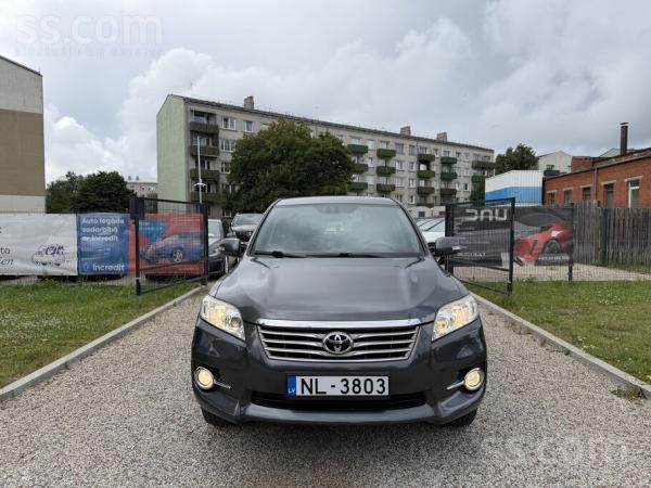 Grey Toyota RAV4 2012 in Ventspils, with an engine capacity of 2.20 L and mileage of 329 thousand km for 7990 €, photo 2 on AUTOMOTO.COM.LV