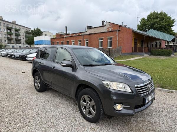 Grey Toyota RAV4 2012 in Ventspils, with an engine capacity of 2.20 L and mileage of 329 thousand km for 7990 €, photo 3 on AUTOMOTO.COM.LV