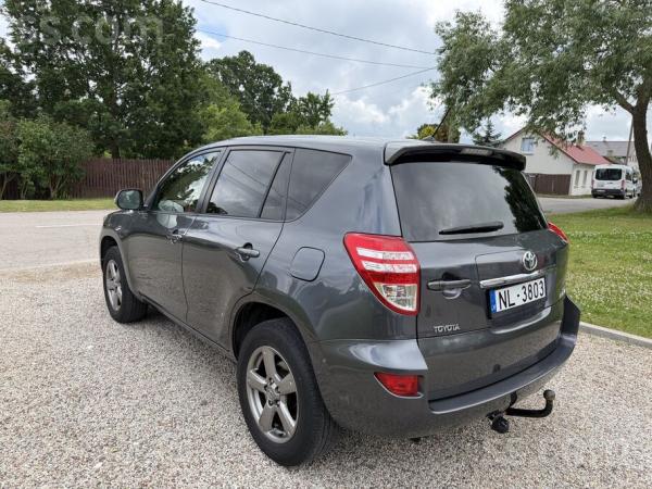 Grey Toyota RAV4 2012 in Ventspils, with an engine capacity of 2.20 L and mileage of 329 thousand km for 7990 €, photo 6 on AUTOMOTO.COM.LV