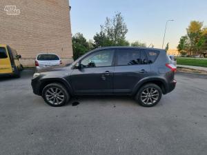 Grey Toyota RAV4 2012 in Pasvalys, with an engine capacity of 2.20 L and mileage of 301 thousand km for 4950 €, photo 3 on AUTOMOTO.COM.LV