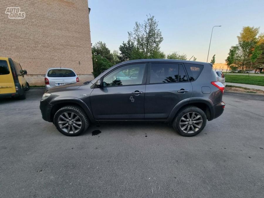 Grey Toyota RAV4 2012 in Pasvalys, with an engine capacity of 2.20 L and mileage of 301 thousand km for 4950 €, photo 3 on AUTOMOTO.COM.LV