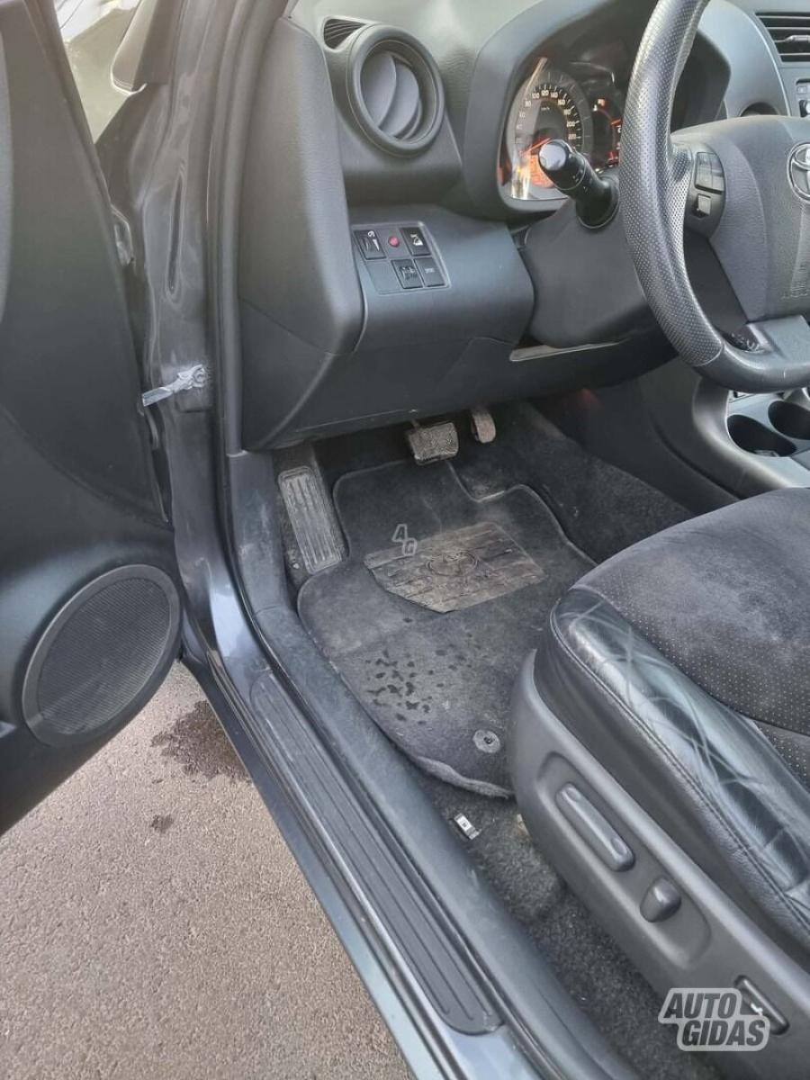 Grey Toyota RAV4 2012 in Pasvalys, with an engine capacity of 2.20 L and mileage of 301 thousand km for 4950 €, photo 7 on AUTOMOTO.COM.LV