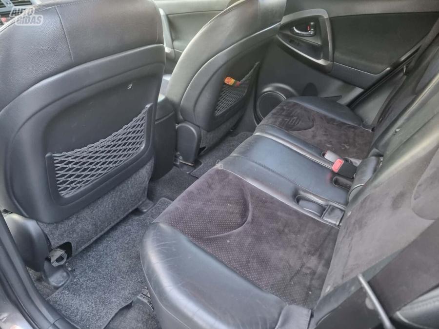 Grey Toyota RAV4 2012 in Pasvalys, with an engine capacity of 2.20 L and mileage of 301 thousand km for 4950 €, photo 9 on AUTOMOTO.COM.LV