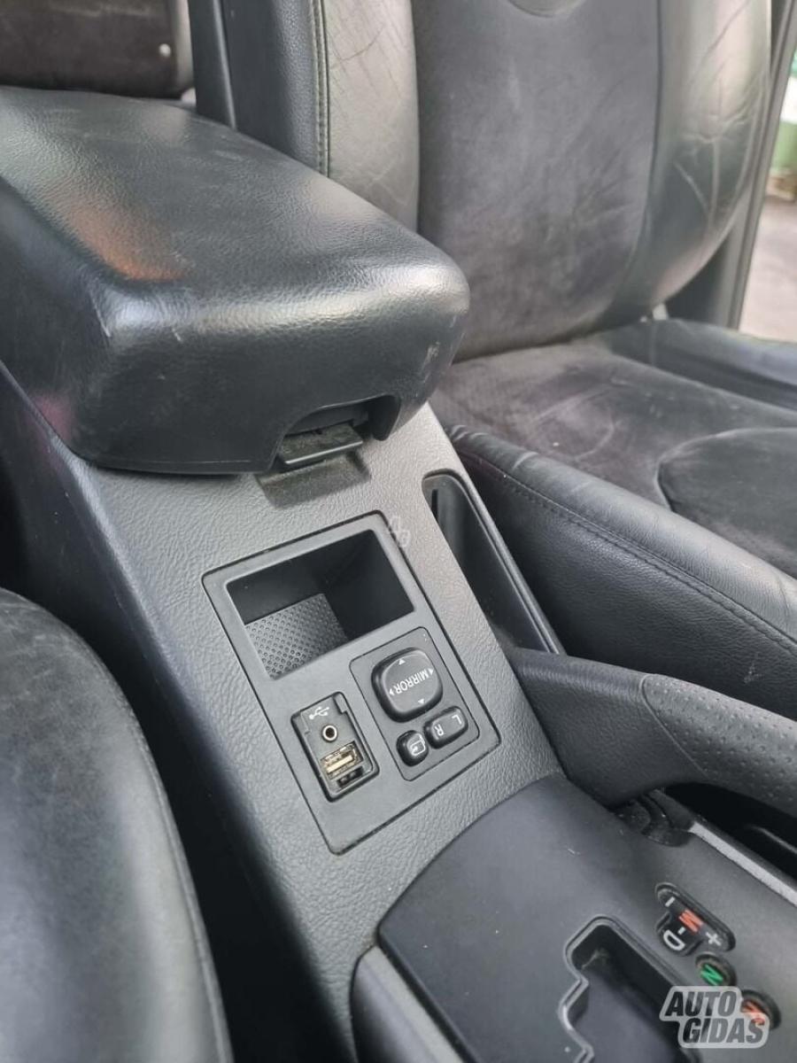 Grey Toyota RAV4 2012 in Pasvalys, with an engine capacity of 2.20 L and mileage of 301 thousand km for 4950 €, photo 11 on AUTOMOTO.COM.LV