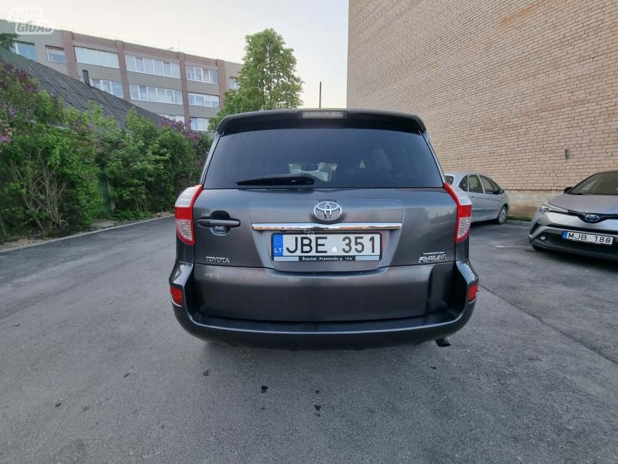 Grey Toyota RAV4 2012 in Pasvalys, with an engine capacity of 2.20 L and mileage of 301 thousand km for 4950 €, photo 12 on AUTOMOTO.COM.LV