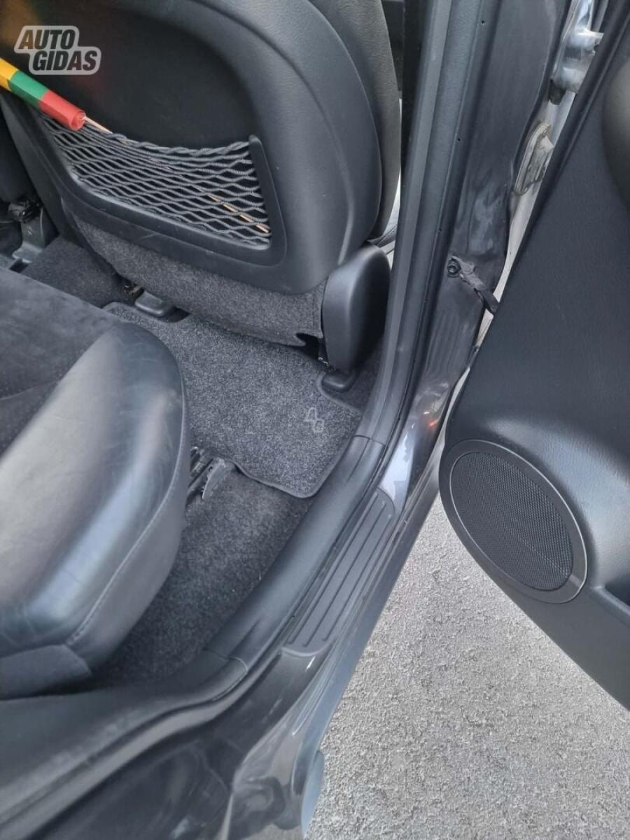 Grey Toyota RAV4 2012 in Pasvalys, with an engine capacity of 2.20 L and mileage of 301 thousand km for 4950 €, photo 15 on AUTOMOTO.COM.LV