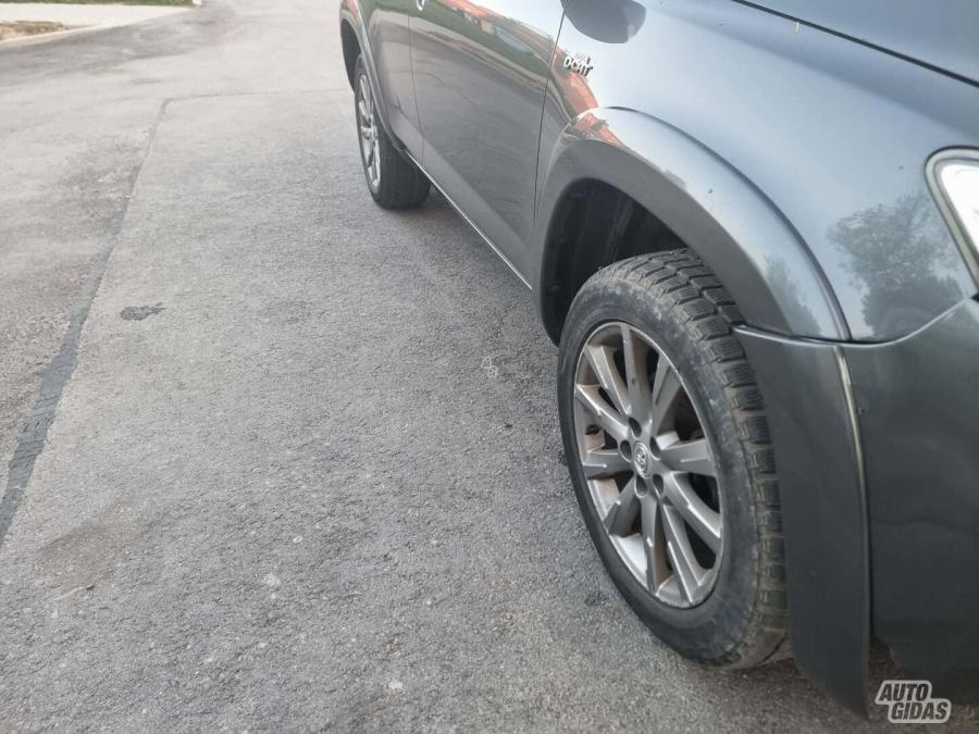 Grey Toyota RAV4 2012 in Pasvalys, with an engine capacity of 2.20 L and mileage of 301 thousand km for 4950 €, photo 18 on AUTOMOTO.COM.LV