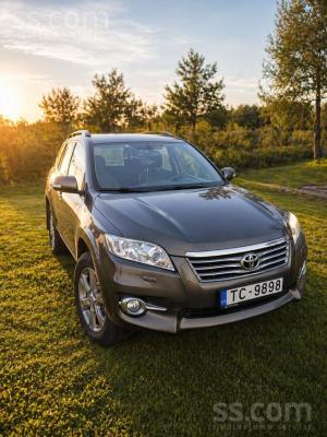 Pelēks Toyota RAV4 2012 Rīga, ar dzinēja tilpumu 2.00 L un nobraukumu 142 tūkst. km par 10000 €, foto  vietnē AUTOMOTO.COM.LV