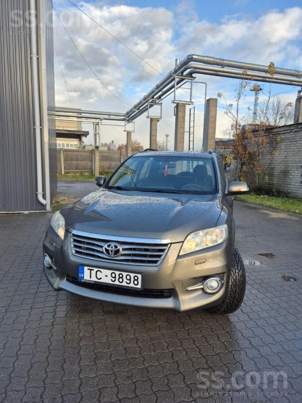 Pelēks Toyota RAV4 2012 Rīga, ar dzinēja tilpumu 2.00 L un nobraukumu 142 tūkst. km par 10000 €, foto 2 vietnē AUTOMOTO.COM.LV