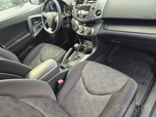Pelēks Toyota RAV4 2012 Rīga, ar dzinēja tilpumu 2.00 L un nobraukumu 142 tūkst. km par 10000 €, foto 10 vietnē AUTOMOTO.COM.LV