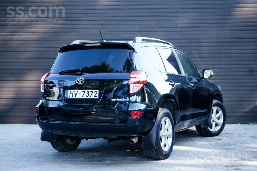 Pelēks Toyota RAV4 2012 Rīga, ar dzinēja tilpumu 2.00 L un nobraukumu 178 tūkst. km par 8390 €, foto 4 vietnē AUTOMOTO.COM.LV