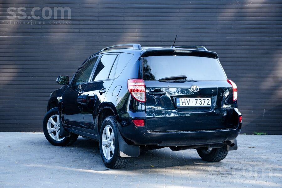 Pelēks Toyota RAV4 2012 Rīga, ar dzinēja tilpumu 2.00 L un nobraukumu 178 tūkst. km par 8390 €, foto 5 vietnē AUTOMOTO.COM.LV