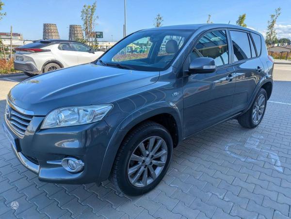 Grey Toyota RAV4 2012 in Vilnius, with an engine capacity of 2.23 L and mileage of 196 thousand km for 7900 €, photo 1 on AUTOMOTO.COM.LV