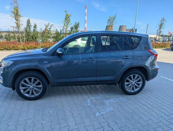 Grey Toyota RAV4 2012 in Vilnius, with an engine capacity of 2.23 L and mileage of 196 thousand km for 7900 €, photo 2 on AUTOMOTO.COM.LV