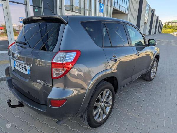 Grey Toyota RAV4 2012 in Vilnius, with an engine capacity of 2.23 L and mileage of 196 thousand km for 7900 €, photo 4 on AUTOMOTO.COM.LV