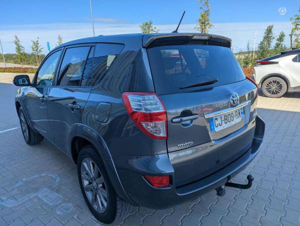 Grey Toyota RAV4 2012 in Vilnius, with an engine capacity of 2.23 L and mileage of 196 thousand km for 7900 €, photo 5 on AUTOMOTO.COM.LV