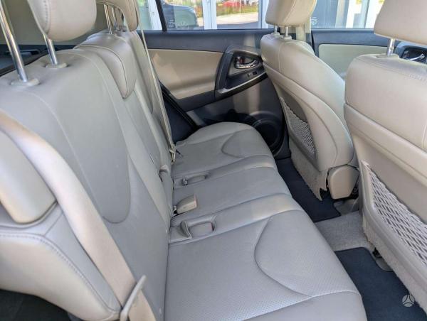 Grey Toyota RAV4 2012 in Vilnius, with an engine capacity of 2.23 L and mileage of 196 thousand km for 7900 €, photo 6 on AUTOMOTO.COM.LV