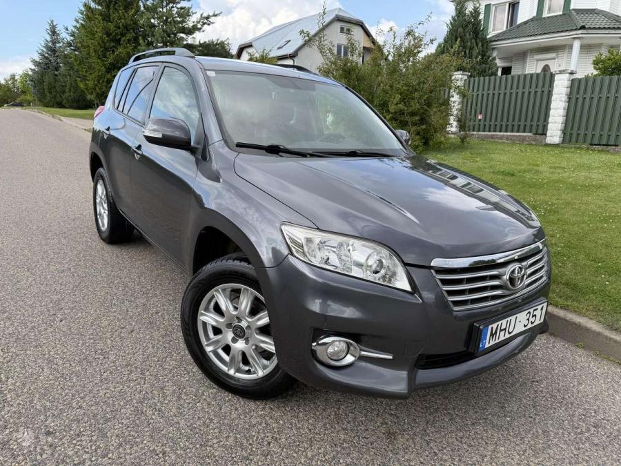 Pelēks Toyota RAV4 2012 Viļņa, ar dzinēja tilpumu 2.23 L un nobraukumu 261 tūkst. km par 6850 €, foto 1 vietnē AUTOMOTO.COM.LV