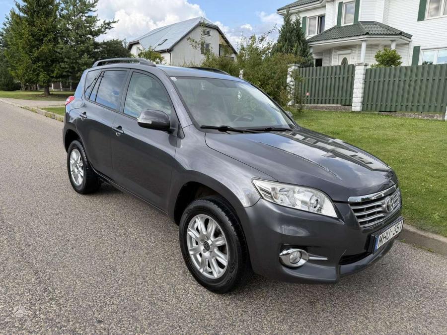 Pelēks Toyota RAV4 2012 Viļņa, ar dzinēja tilpumu 2.23 L un nobraukumu 261 tūkst. km par 6850 €, foto 3 vietnē AUTOMOTO.COM.LV