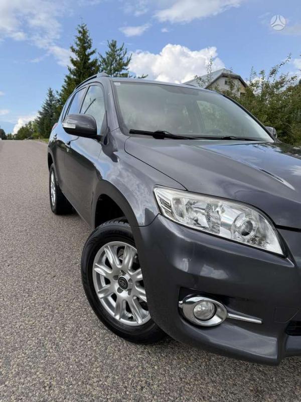 Grey Toyota RAV4 2012 in Vilnius, with an engine capacity of 2.23 L and mileage of 261 thousand km for 6850 €, photo 3 on AUTOMOTO.COM.LV
