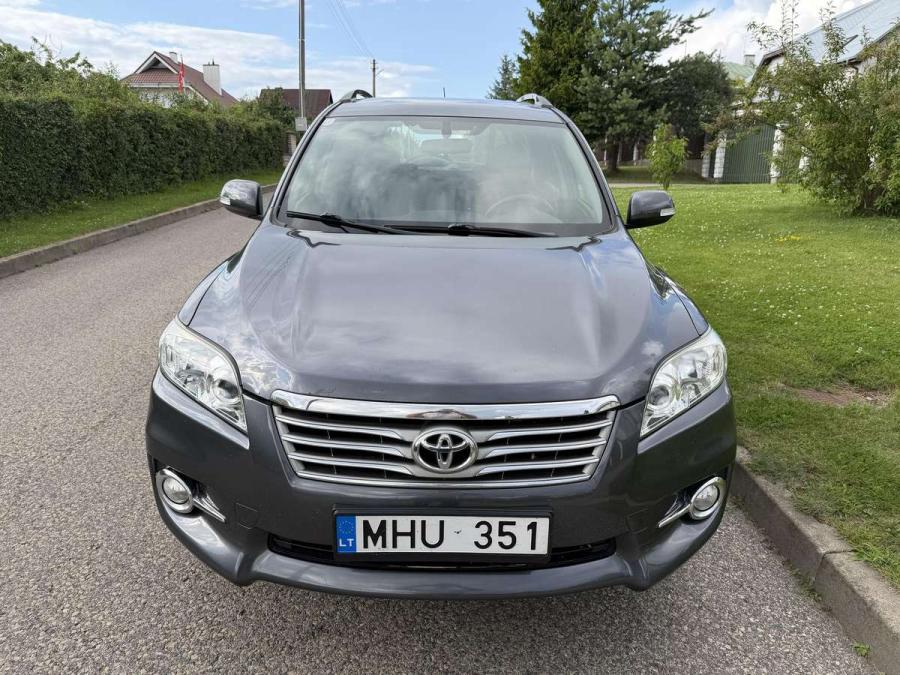 Pelēks Toyota RAV4 2012 Viļņa, ar dzinēja tilpumu 2.23 L un nobraukumu 261 tūkst. km par 6850 €, foto 5 vietnē AUTOMOTO.COM.LV