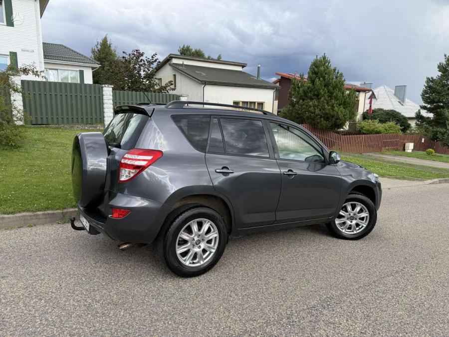 Pelēks Toyota RAV4 2012 Viļņa, ar dzinēja tilpumu 2.23 L un nobraukumu 261 tūkst. km par 6850 €, foto 10 vietnē AUTOMOTO.COM.LV