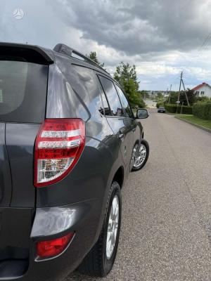 Pelēks Toyota RAV4 2012 Viļņa, ar dzinēja tilpumu 2.23 L un nobraukumu 261 tūkst. km par 6850 €, foto 11 vietnē AUTOMOTO.COM.LV