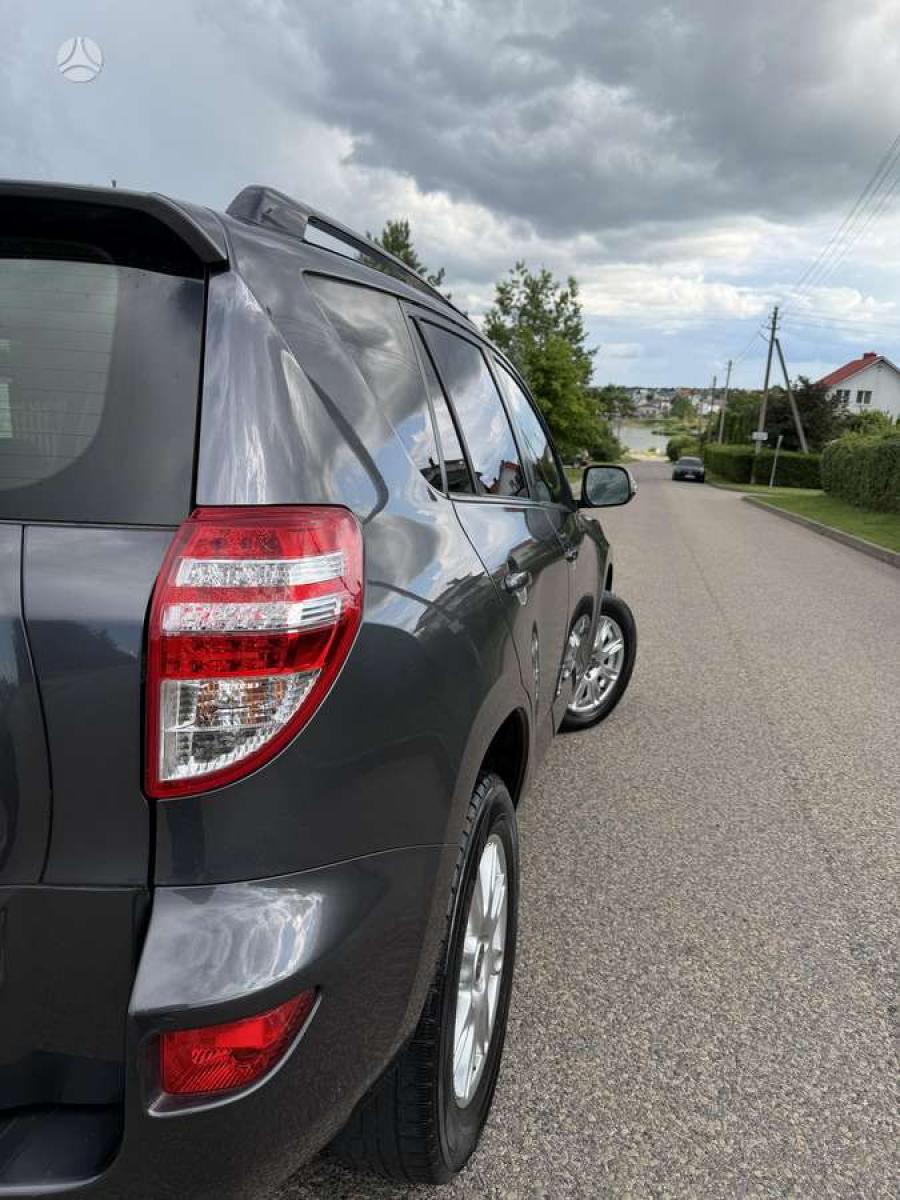 Pelēks Toyota RAV4 2012 Viļņa, ar dzinēja tilpumu 2.23 L un nobraukumu 261 tūkst. km par 6850 €, foto 11 vietnē AUTOMOTO.COM.LV