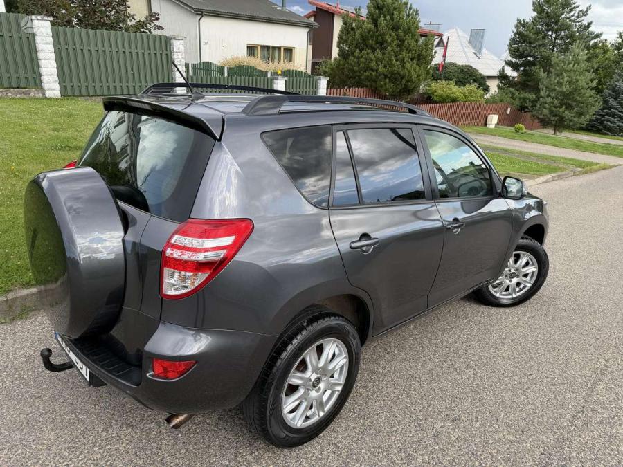 Pelēks Toyota RAV4 2012 Viļņa, ar dzinēja tilpumu 2.23 L un nobraukumu 261 tūkst. km par 6850 €, foto 12 vietnē AUTOMOTO.COM.LV