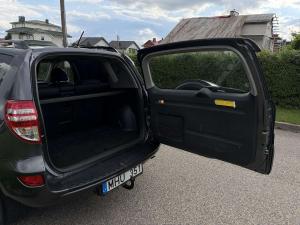 Pelēks Toyota RAV4 2012 Viļņa, ar dzinēja tilpumu 2.23 L un nobraukumu 261 tūkst. km par 6850 €, foto 13 vietnē AUTOMOTO.COM.LV