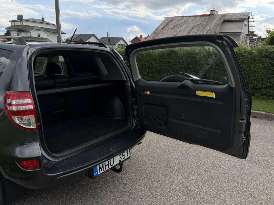 Pelēks Toyota RAV4 2012 Viļņa, ar dzinēja tilpumu 2.23 L un nobraukumu 261 tūkst. km par 6850 €, foto 13 vietnē AUTOMOTO.COM.LV