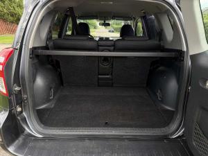 Pelēks Toyota RAV4 2012 Viļņa, ar dzinēja tilpumu 2.23 L un nobraukumu 261 tūkst. km par 6850 €, foto 14 vietnē AUTOMOTO.COM.LV