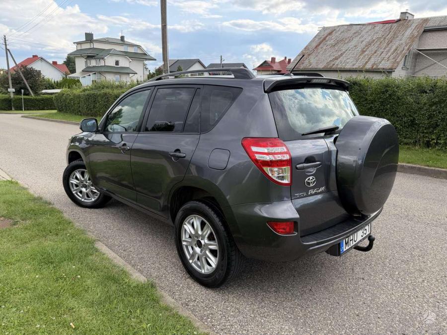 Pelēks Toyota RAV4 2012 Viļņa, ar dzinēja tilpumu 2.23 L un nobraukumu 261 tūkst. km par 6850 €, foto 15 vietnē AUTOMOTO.COM.LV