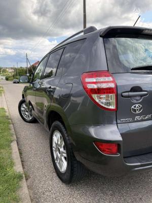 Pelēks Toyota RAV4 2012 Viļņa, ar dzinēja tilpumu 2.23 L un nobraukumu 261 tūkst. km par 6850 €, foto 16 vietnē AUTOMOTO.COM.LV