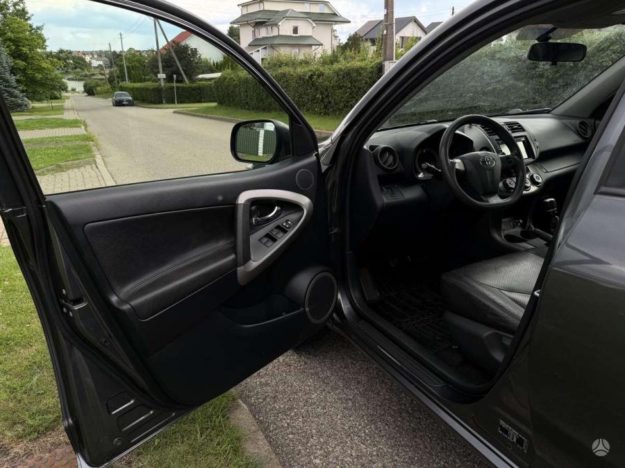 Pelēks Toyota RAV4 2012 Viļņa, ar dzinēja tilpumu 2.23 L un nobraukumu 261 tūkst. km par 6850 €, foto 17 vietnē AUTOMOTO.COM.LV
