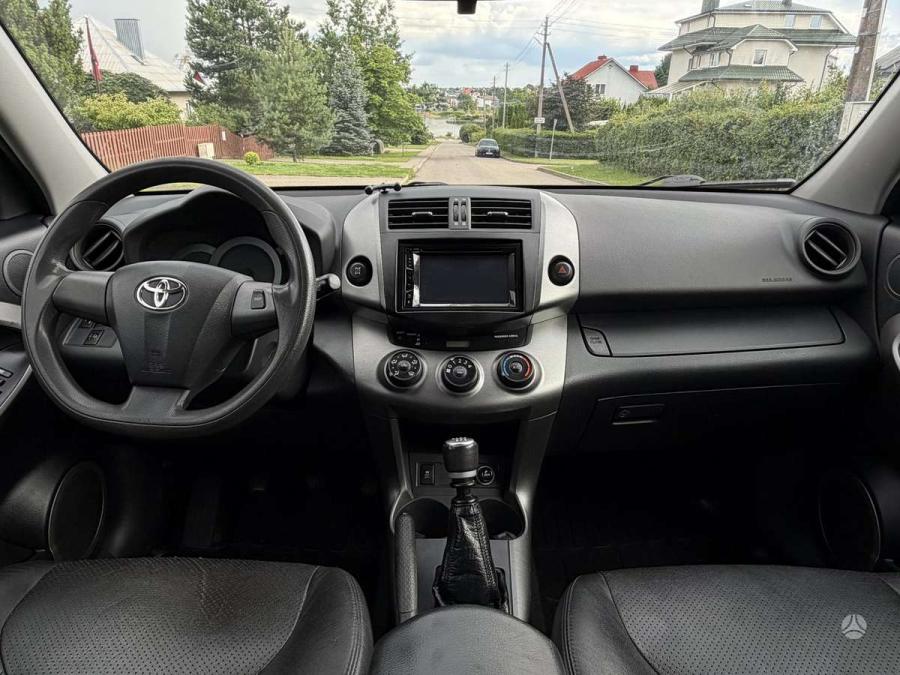 Pelēks Toyota RAV4 2012 Viļņa, ar dzinēja tilpumu 2.23 L un nobraukumu 261 tūkst. km par 6850 €, foto 20 vietnē AUTOMOTO.COM.LV